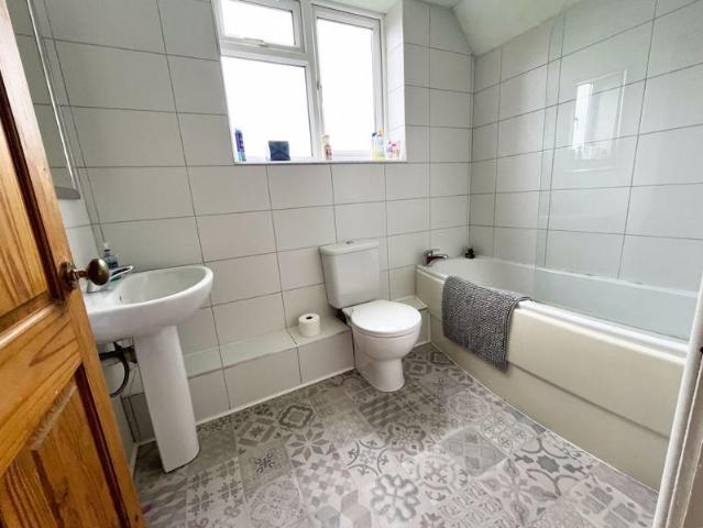 5 bed house for sale
