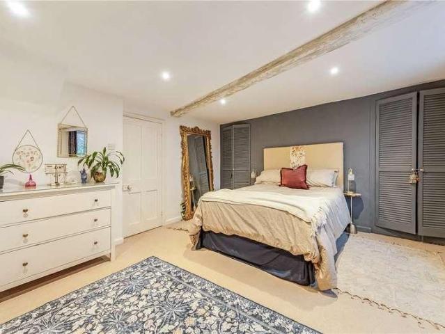 5 bed house for sale