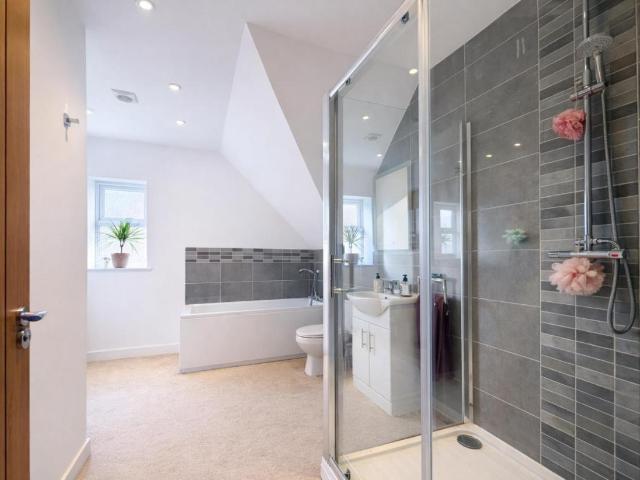 5 bed house for sale
