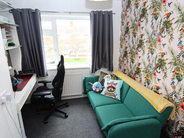 5 bed house for sale