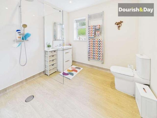 5 bed house for sale