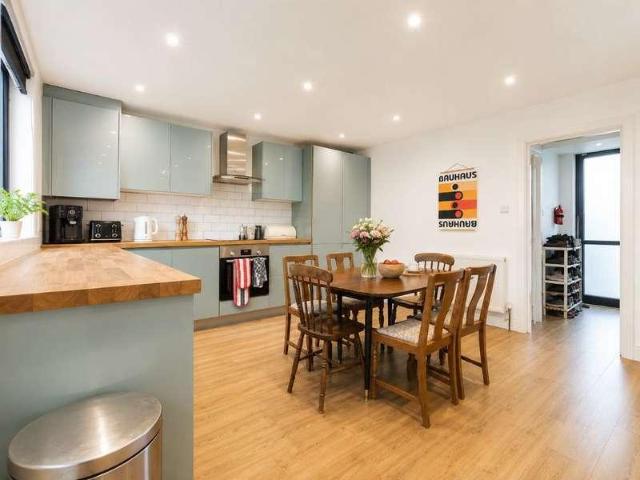 5 bed house for sale