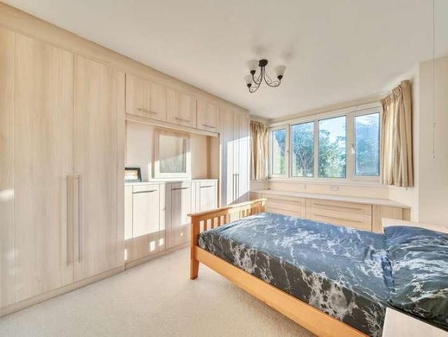 5 bed house for sale