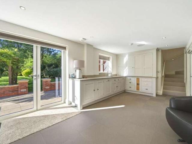 5 bed house for sale