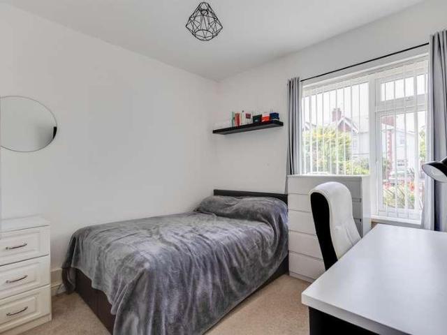 5 bed house for sale