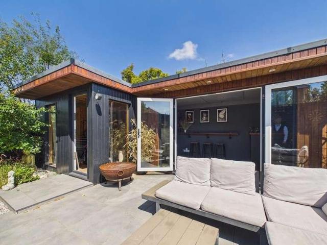 5 bed house for sale