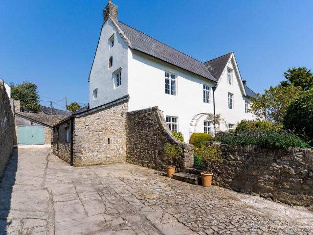 5 bed house for sale