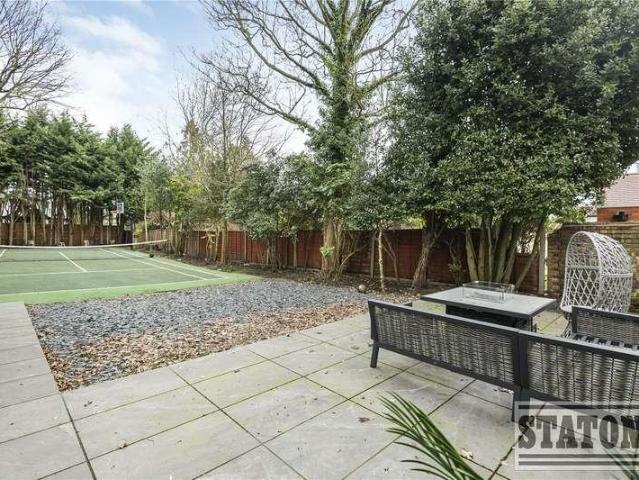 5 bed house for sale