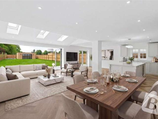 5 bed house for sale