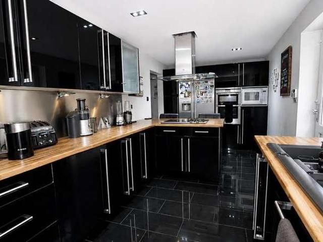 5 bed house for sale