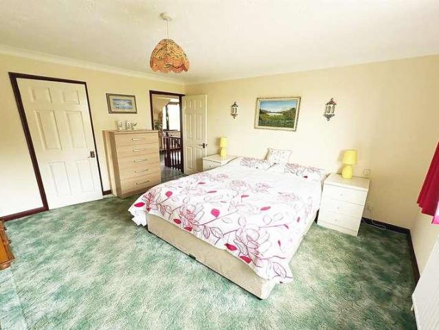 5 bed house for sale