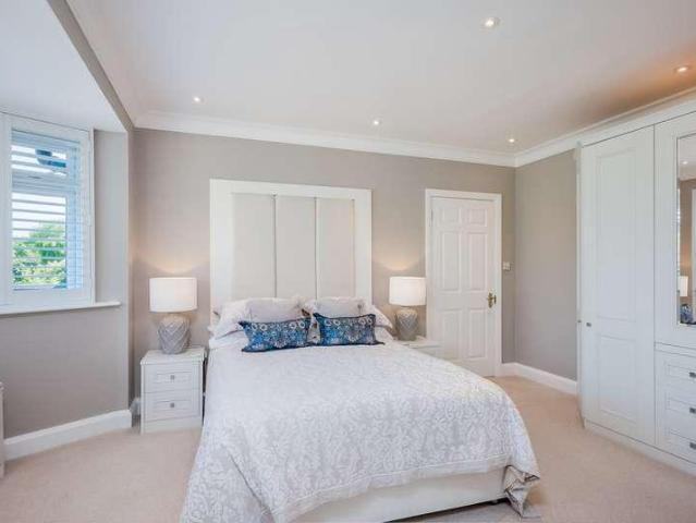 5 bed house for sale