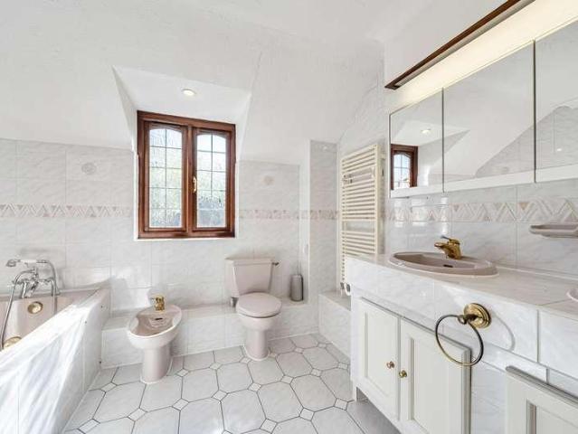 5 bed house for sale