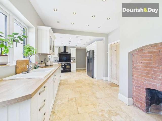 5 bed house for sale