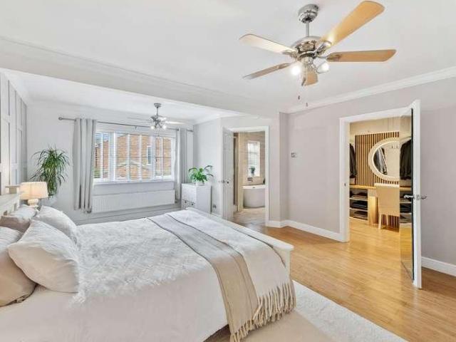 5 bed house for sale