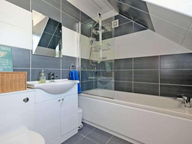 5 bed house for sale