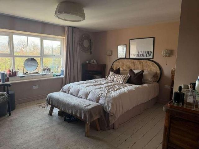 5 bed house for sale