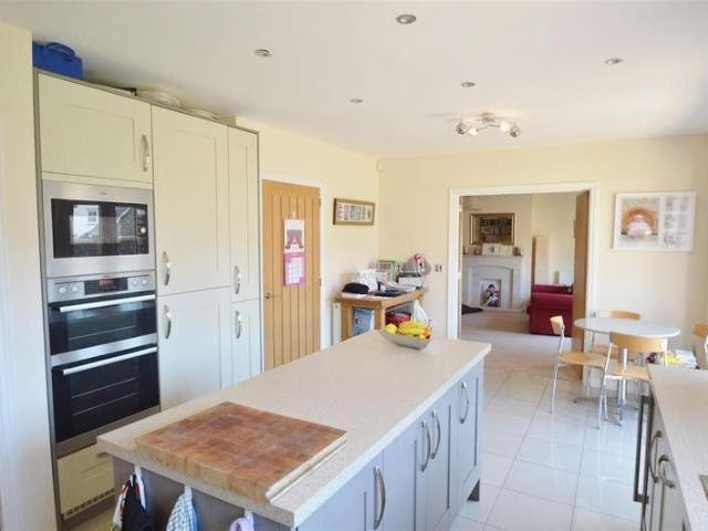 5 bed house for sale