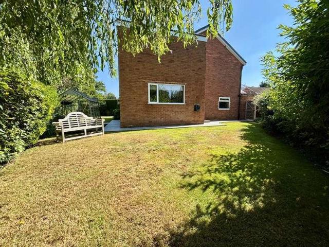 5 bed house for sale