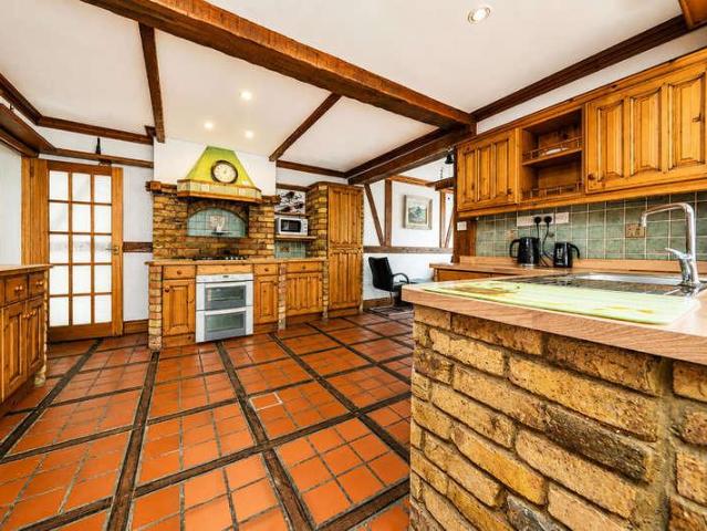 5 bed house for sale