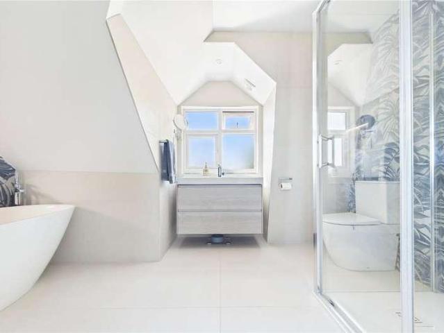 5 bed house for sale