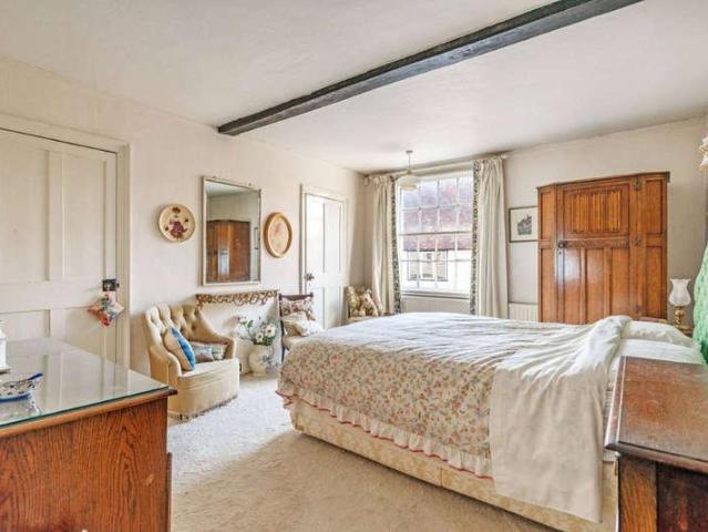 5 bed house for sale