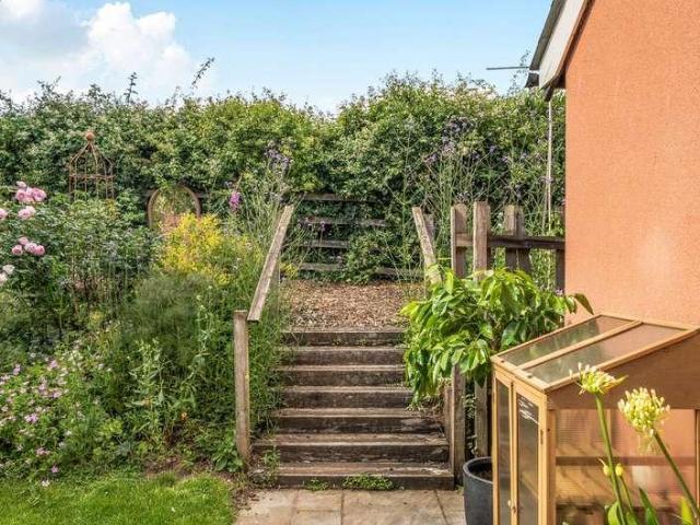 5 bed house for sale