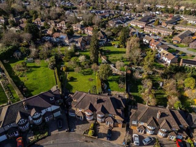 5 bed house for sale
