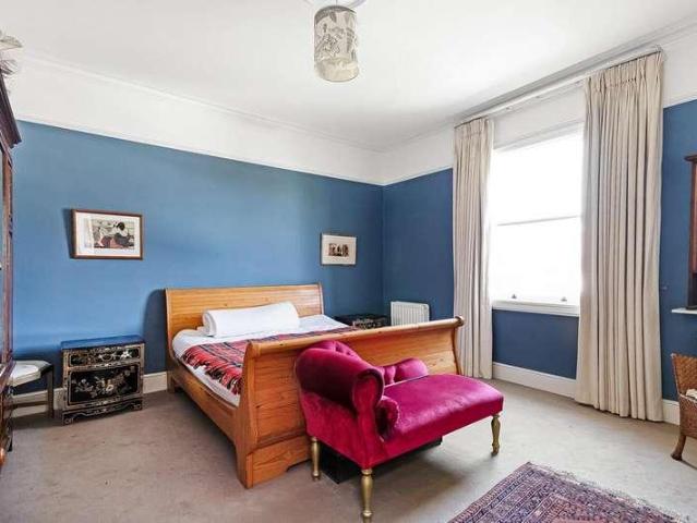 5 bed house for sale