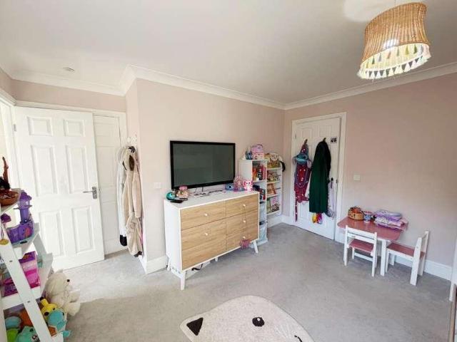 5 bed house for sale