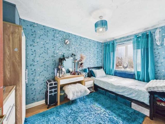 5 bed house for sale