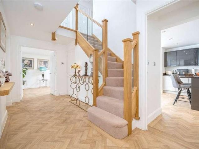 5 bed house for sale