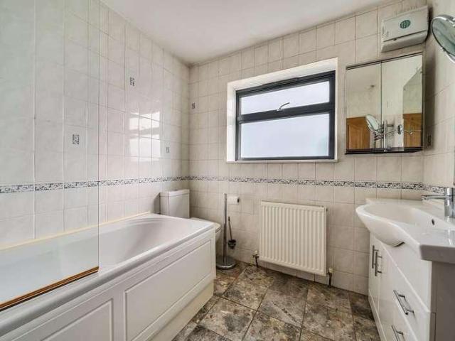 5 bed house for sale