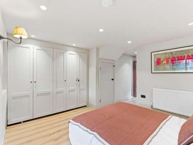 5 bed house for sale