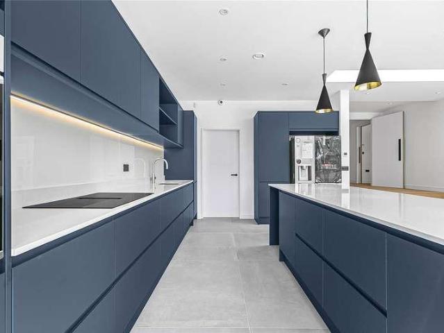 5 bed house for sale