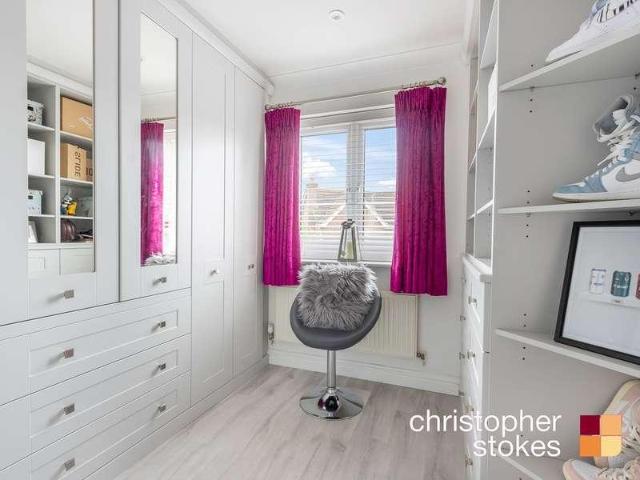 5 bed house for sale