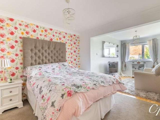 5 bed house for sale