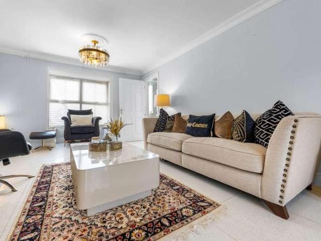 5 bed house for sale