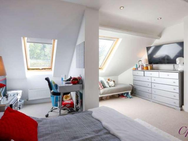 5 bed house for sale