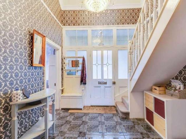 5 bed house for sale