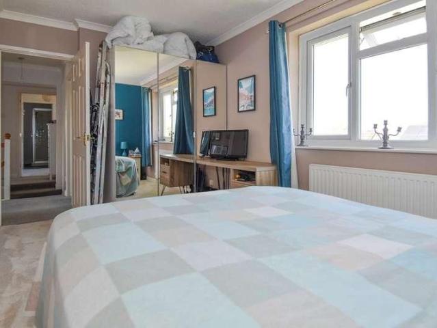 5 bed house for sale