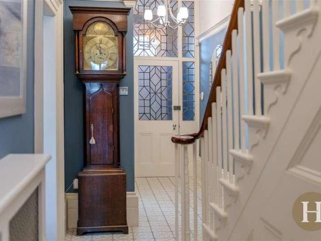 5 bed house for sale