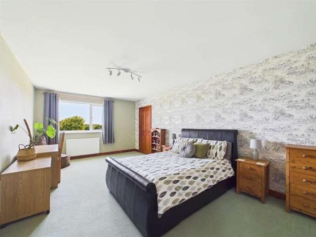 5 bed house for sale