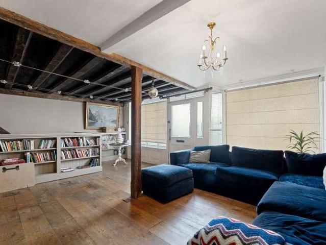 5 bed house for sale
