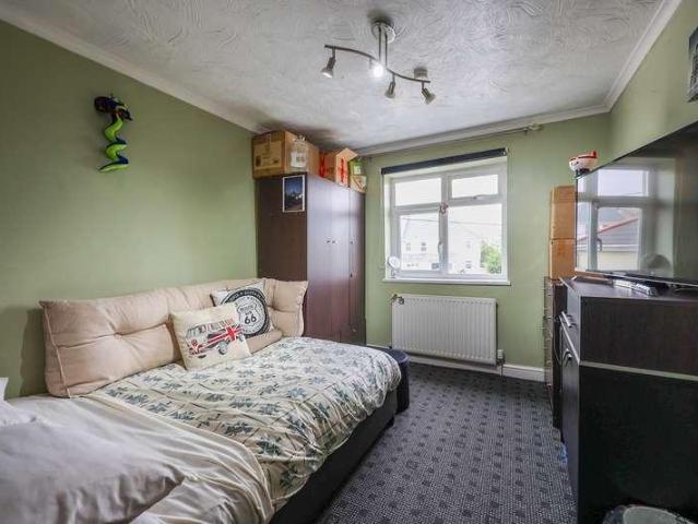 5 bed house for sale