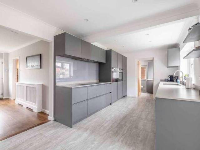 5 bed house for sale