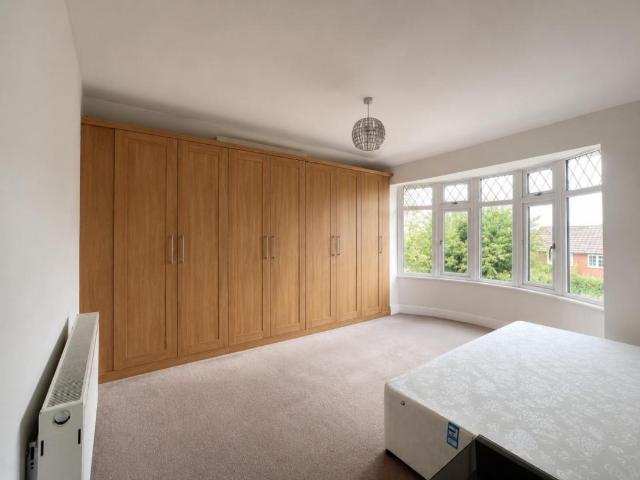 5 bed house for sale