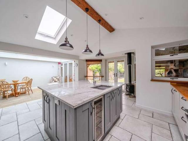 5 bed house for sale