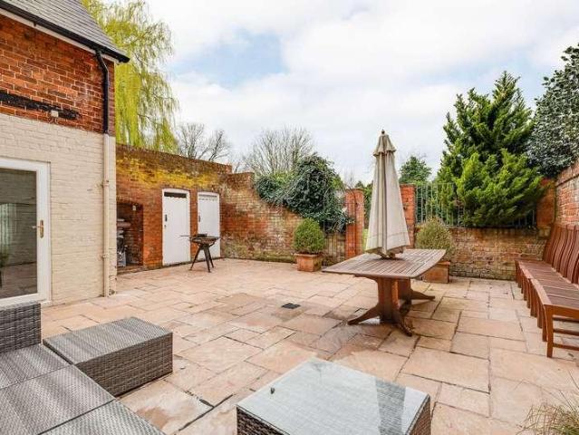 5 bed house for sale
