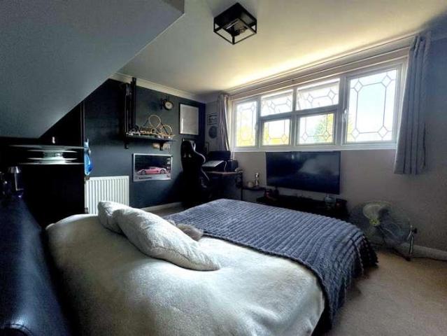 5 bed house for sale